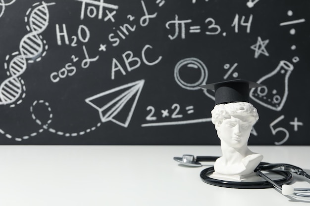 Aristóteles y su visión de la física: ¿Qué pensaba el filósofo griego?