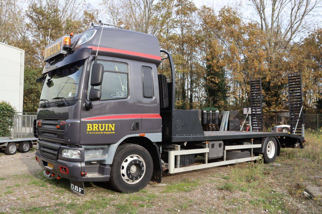 Vrachtwagen DAF FA75CF310U Diesel 2010 met platte Laadbak veil...