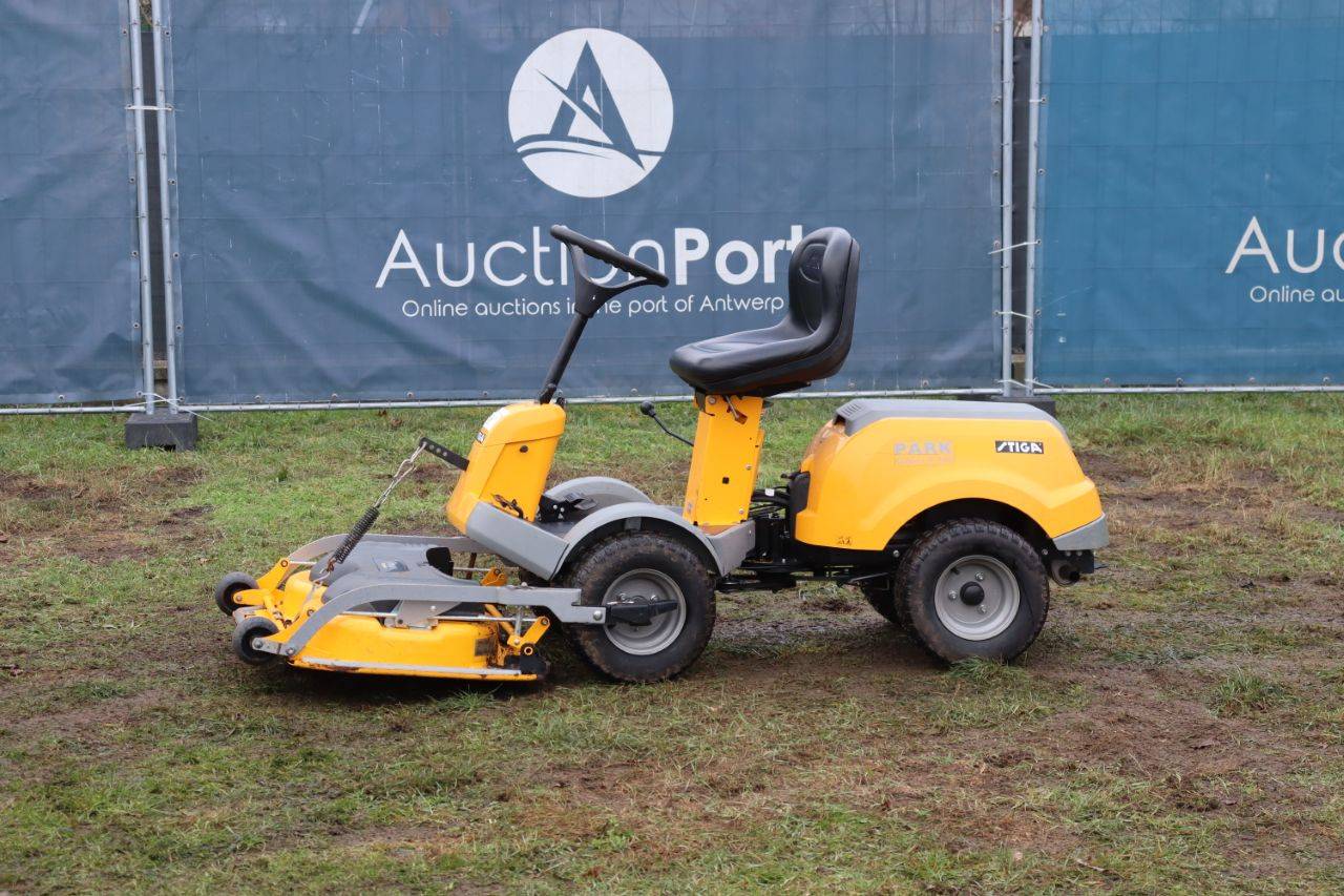 Zitmaaier Stiga Park Compact 16 4WD Benzine 2009 veiling | Auc...