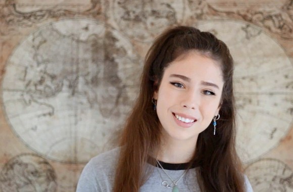 La youtubeuse Charlie Danger répond divinement aux commentaires ...