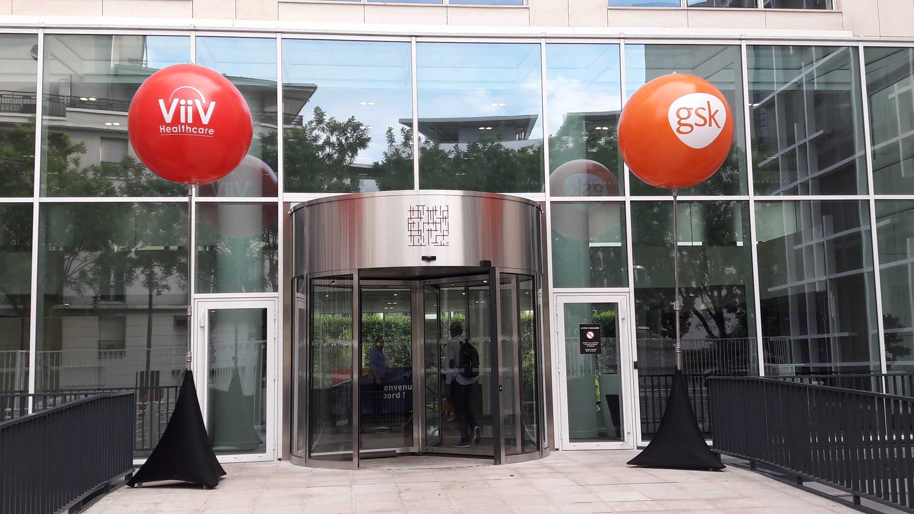 Signalétique publicitaire sur mesure : mascotte, ballon, totem exterieur