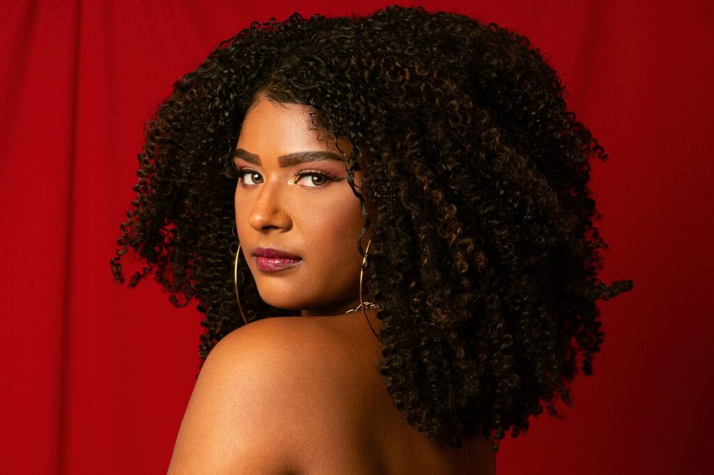 Dompter les cheveux crépus : guide pour réaliser les plus belles...