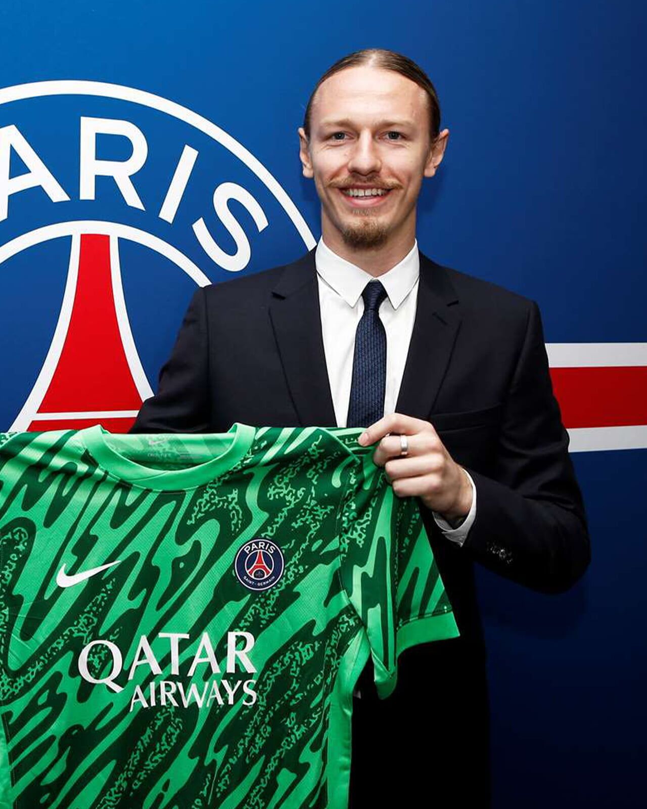 PSG sign Safonov