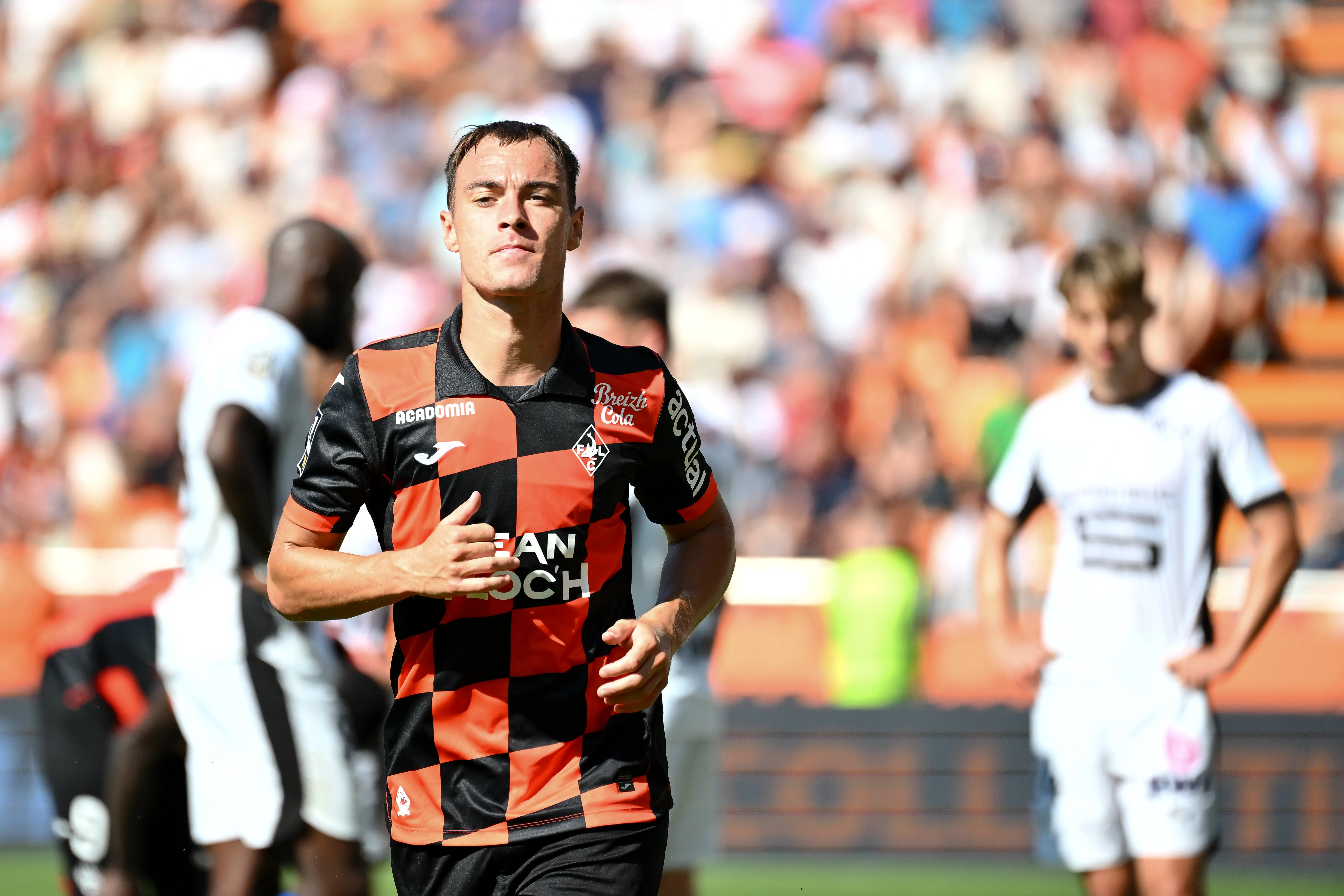 Pagis screamer helps Lorient beat ten-man Monaco