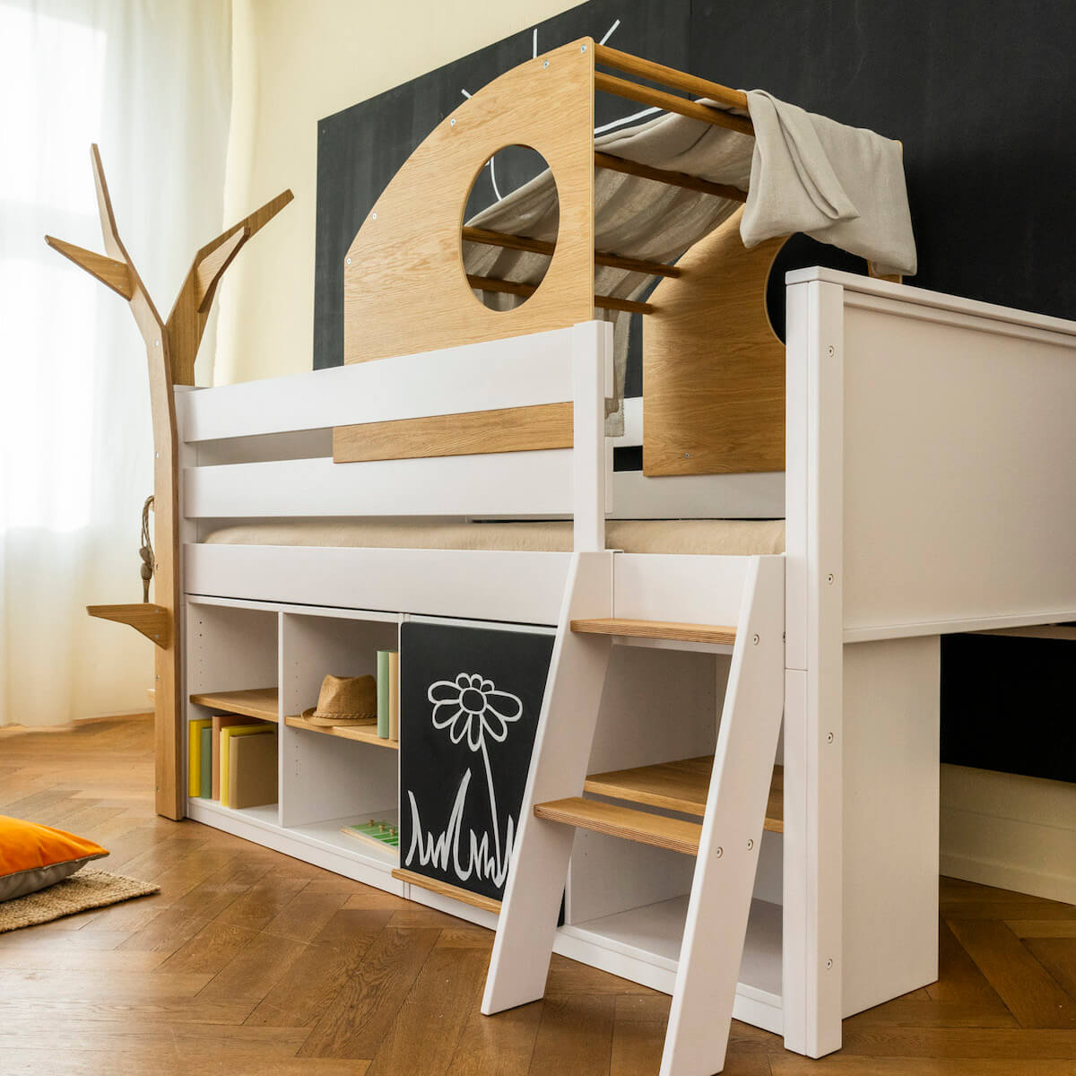 Kombination halbhohes Bett Baum - Regal mit Regalböden in Eiche geölt ...