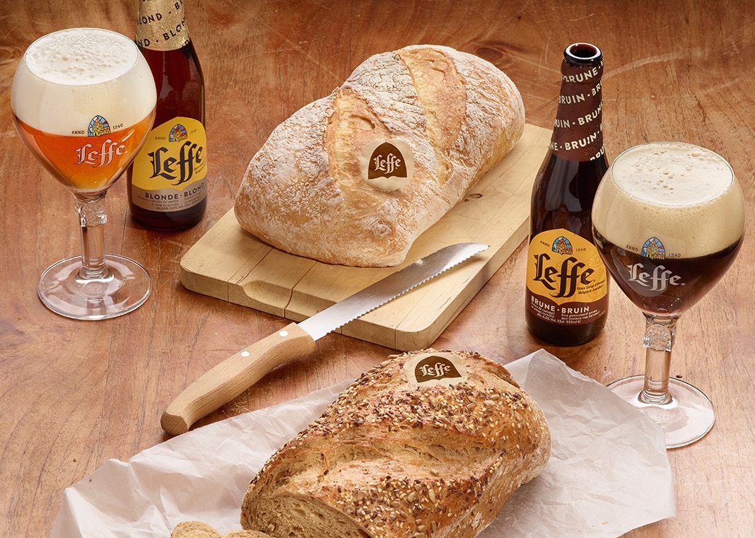 Delhaize, La Lorraine Bakery Group en AB InBev maken brood à la Leffe - PUB