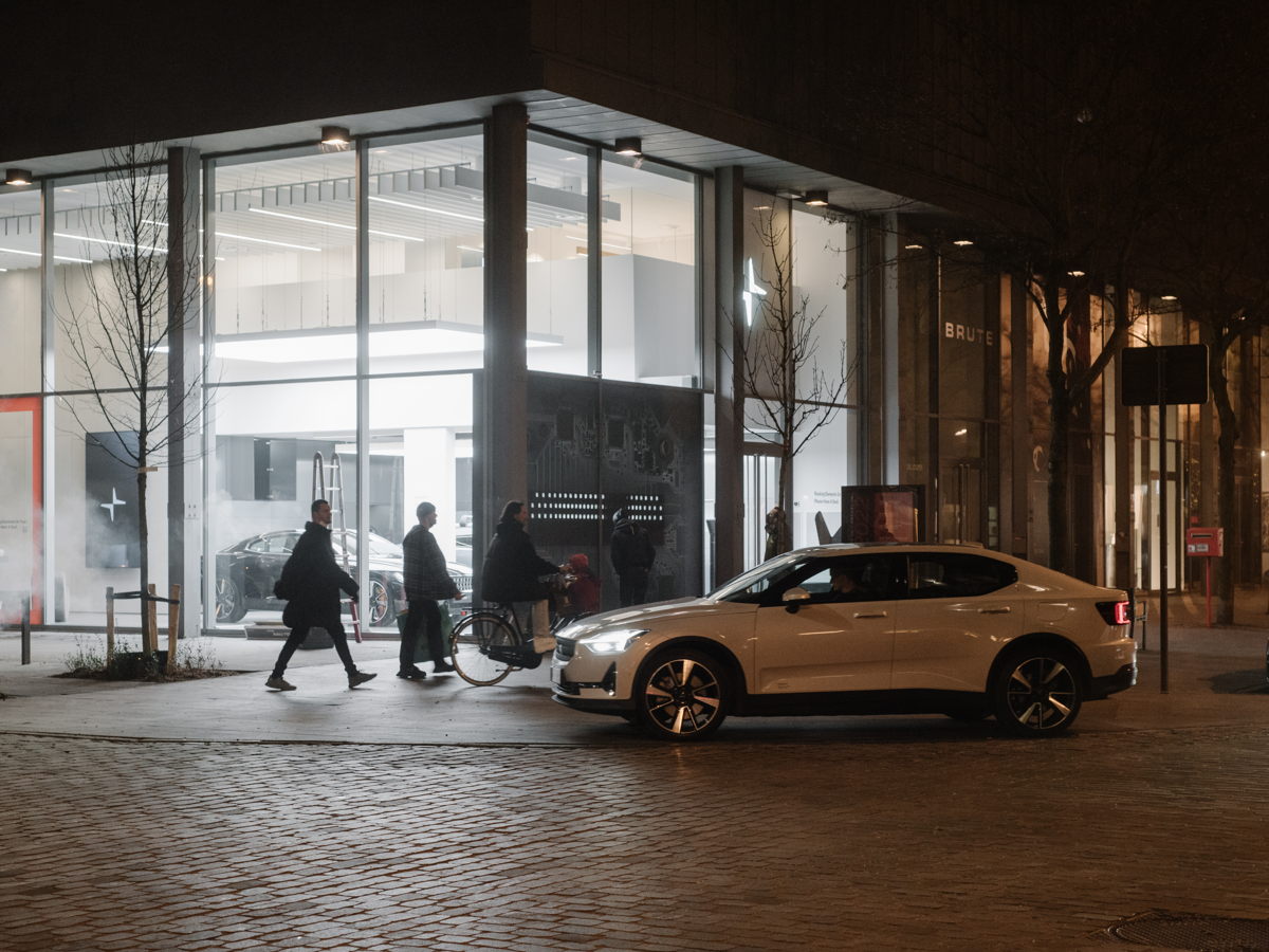 Polestar rend hommage aux phares Pixel LED avec Arf & Yes - PUB