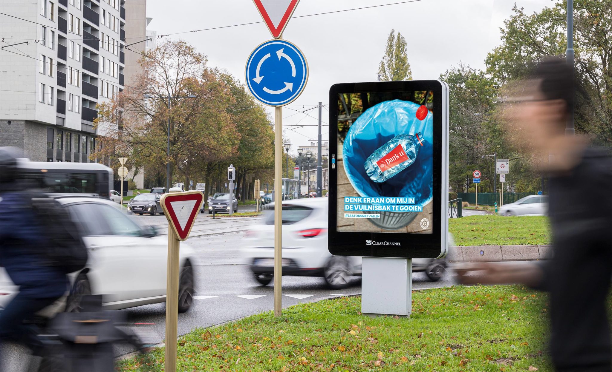 Nestlé en Clear Channel pakken zwerfvuil aan met affiches van 100% ...