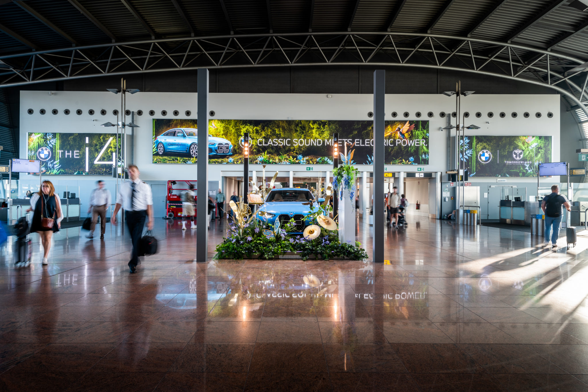 The Marcom Engine et Tomorrowland rendent la BMW i4 électrique féerique - PUB