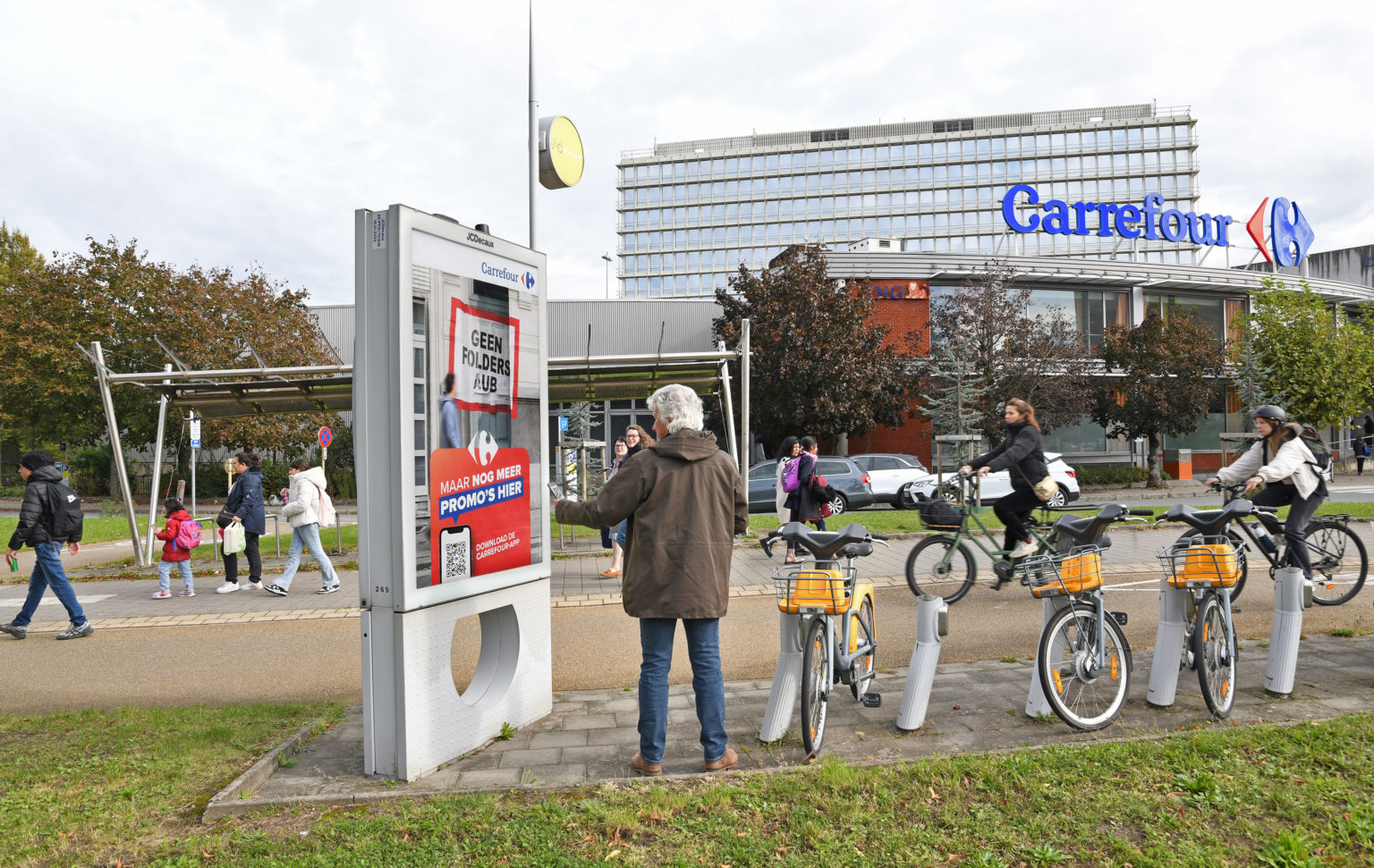 Le folder Carrefour consultable sur les panneaux de JCDecaux - PUB