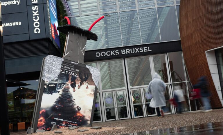 JCDecaux détourne les codes de l'affichage pour le film Twisters - PUB