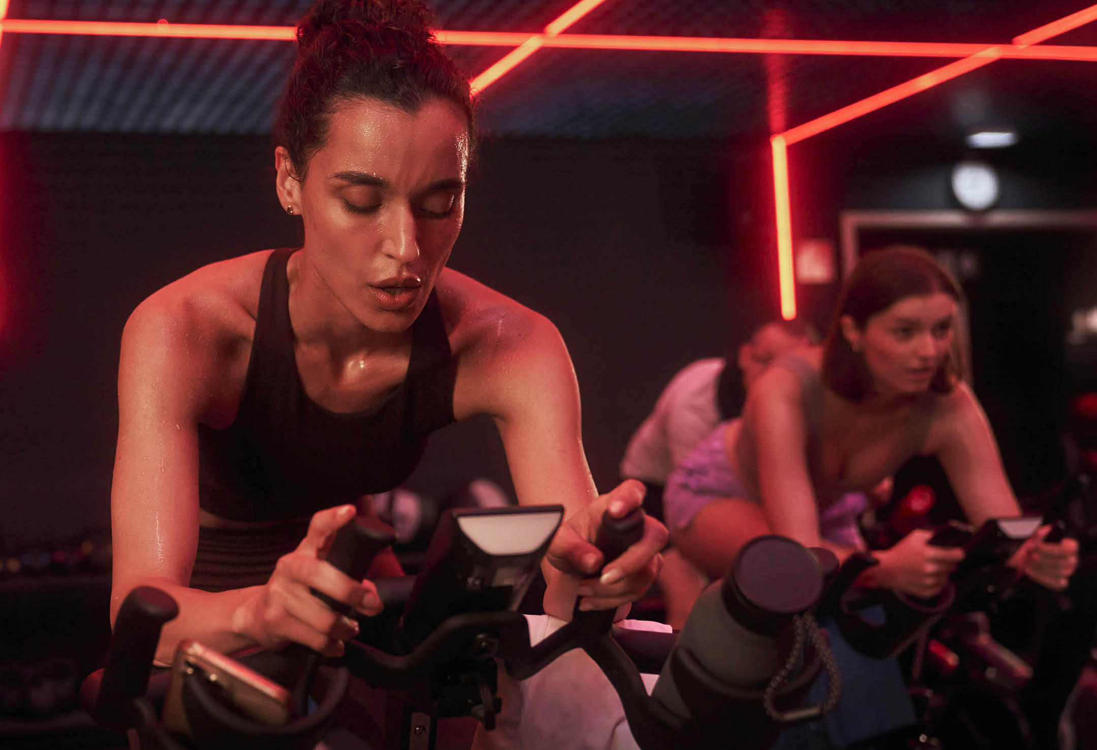 HOTEL BONKA EN JIMS KIEZEN VOOR MEER DAN FITNESS - PUB