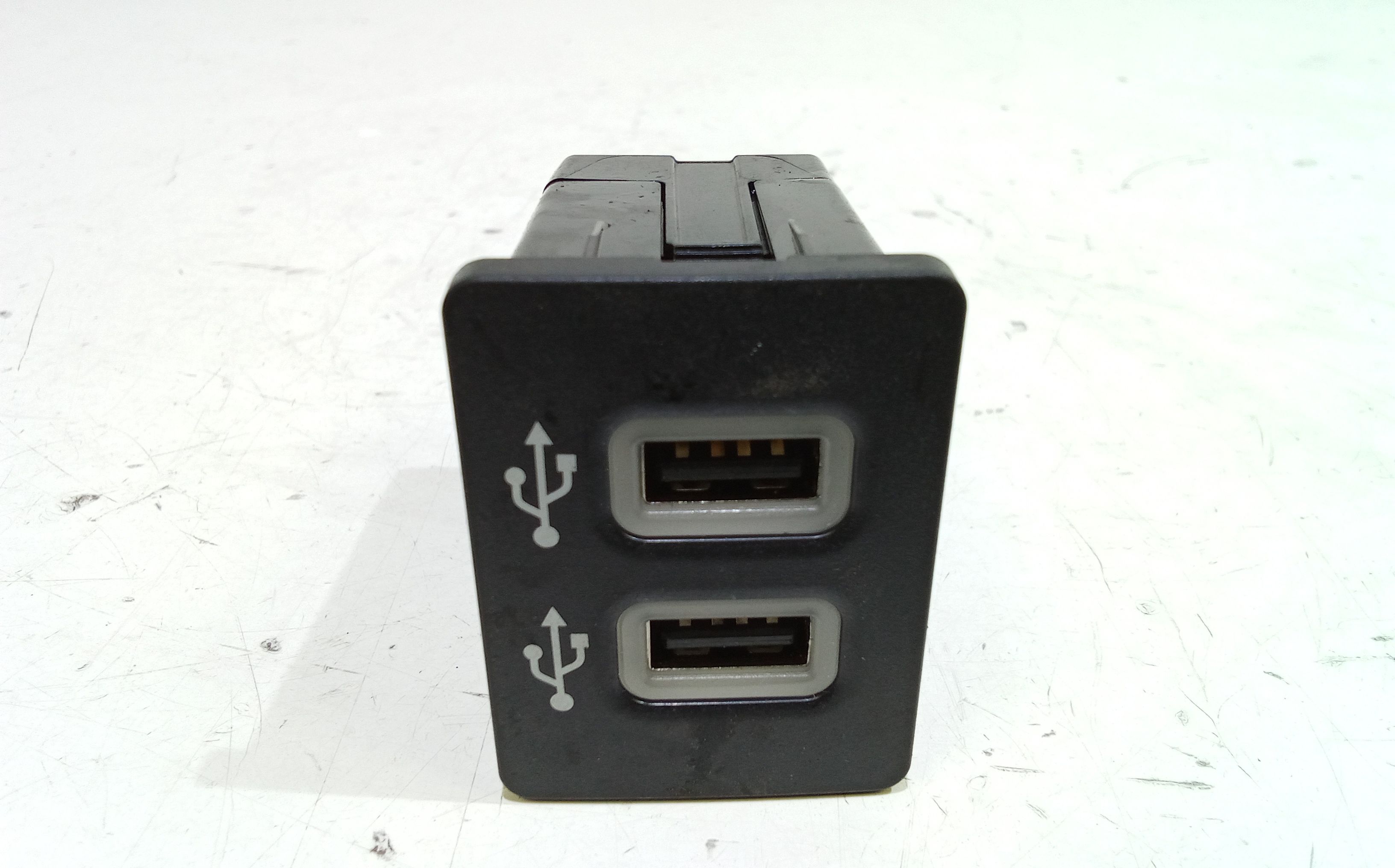 Porta USB FORD Kuga Serie (16>) | CasoriaCar.it