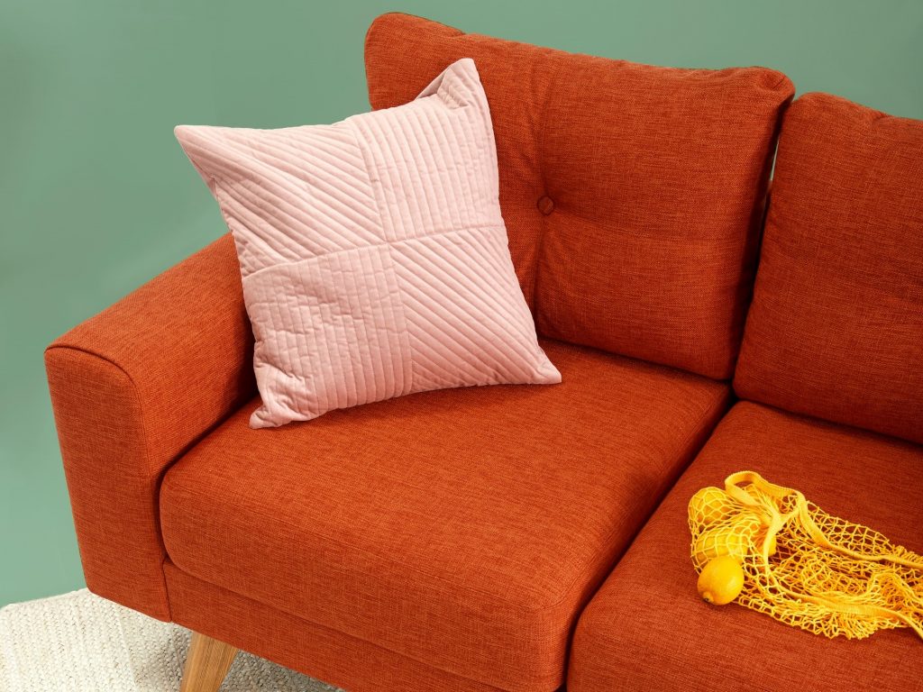 5 faons simples d'utiliser un canapé coloré.